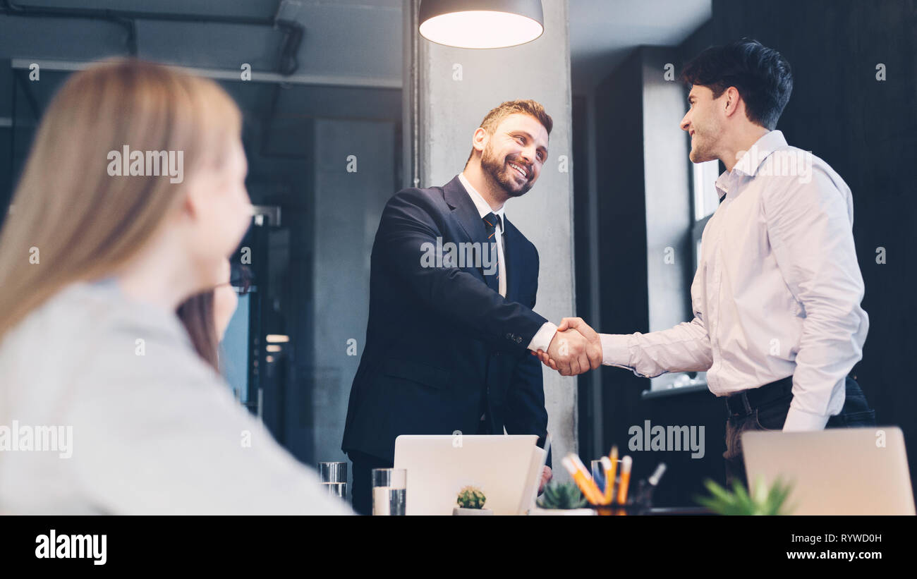 Business handshake dark hi-res stock photography and images - Alamy