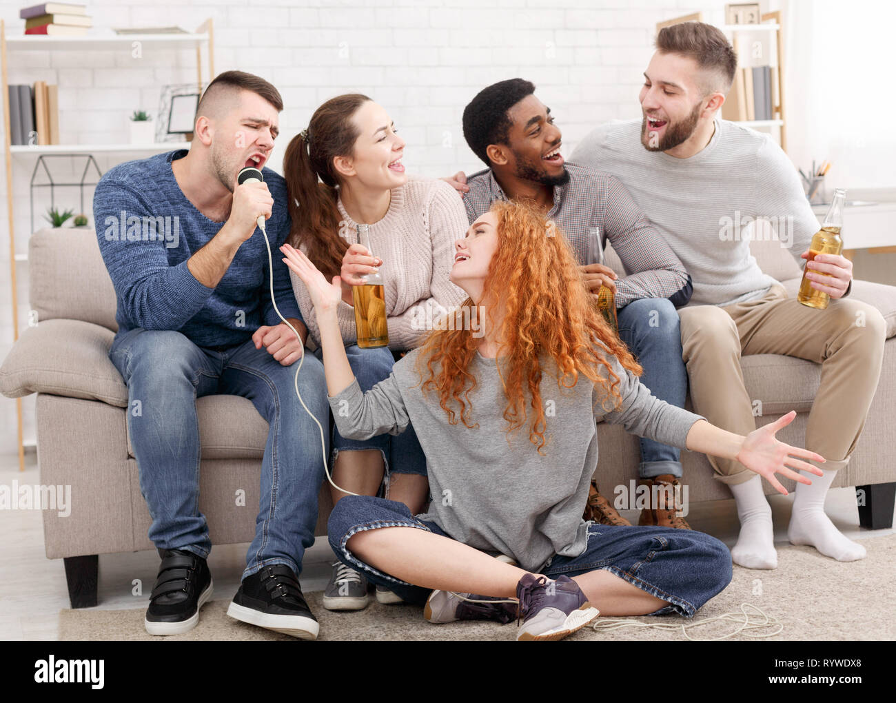 Friends singing together hi-res stock photography and images - Alamy