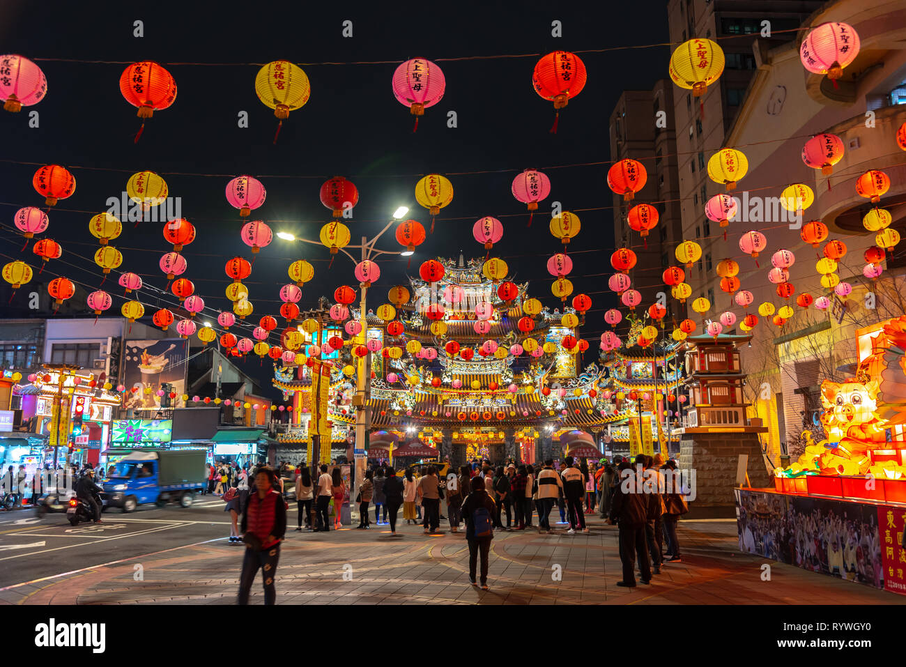 [ Taiwan ] Lampions on street in Raohe Street Night Market, near Ciyou ...