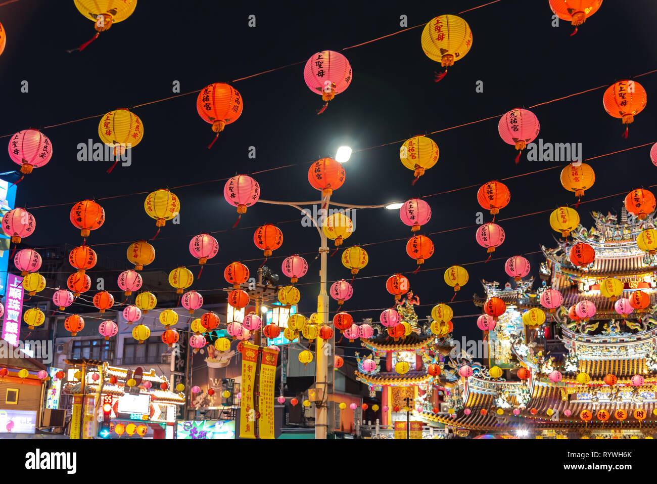 [ Taiwan ] Lampions on street in Raohe Street Night Market, near Ciyou ...