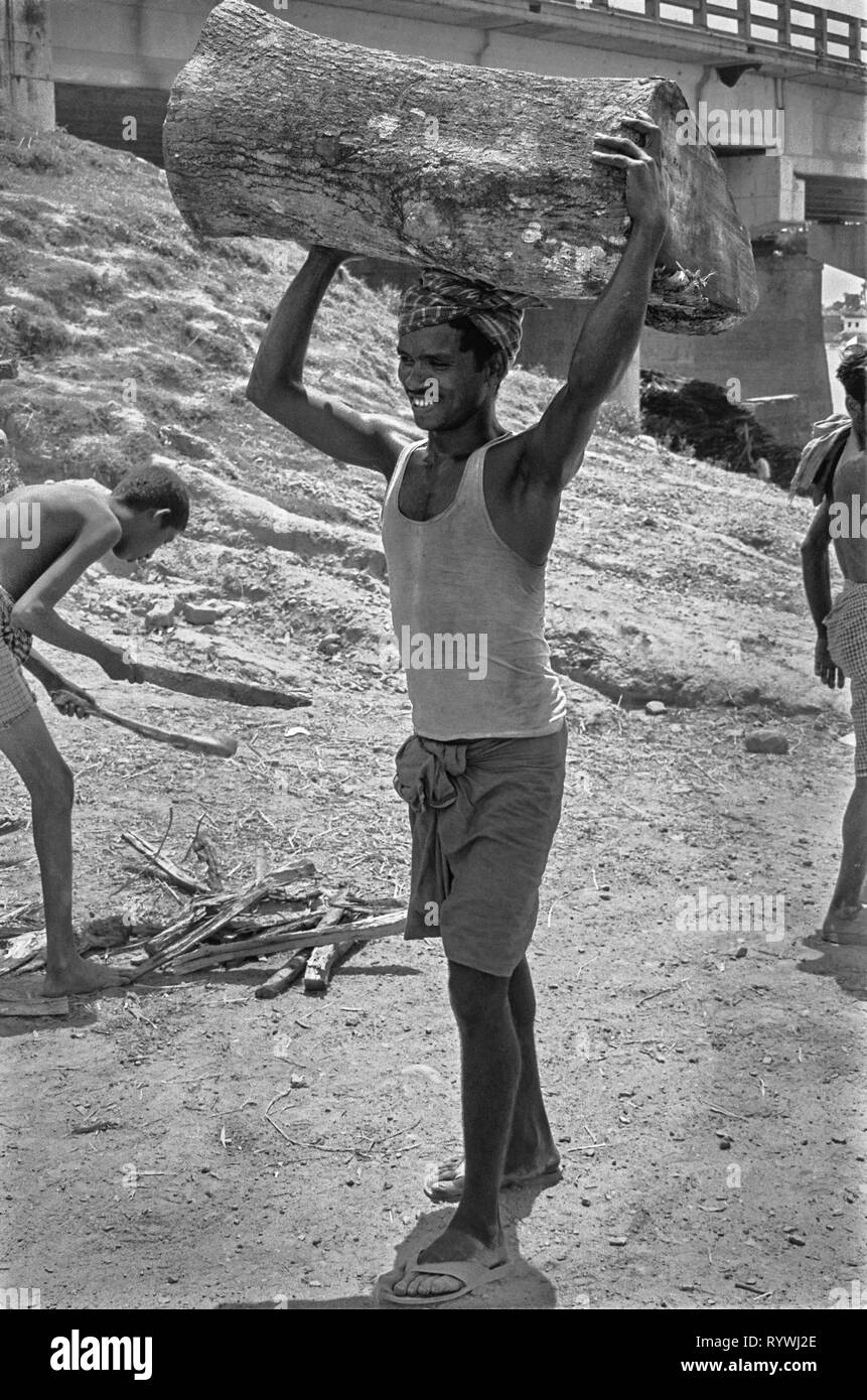 40/26 River ghat, near Savar .Unloading timber 1981 Stock Photo - Alamy