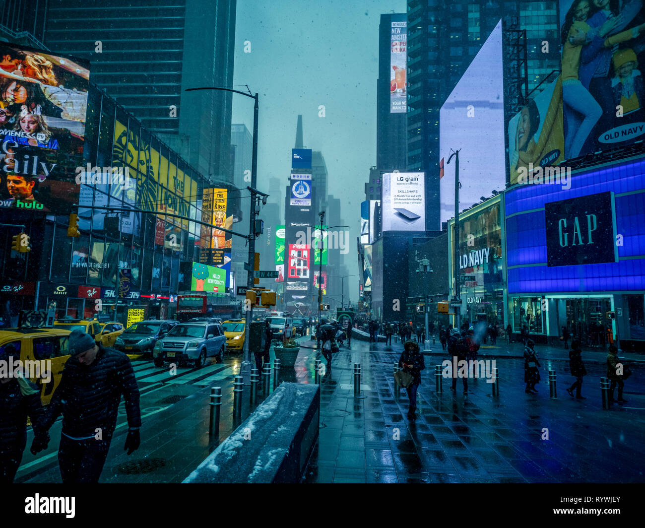 Snow in times square hi-res stock photography and images - Alamy