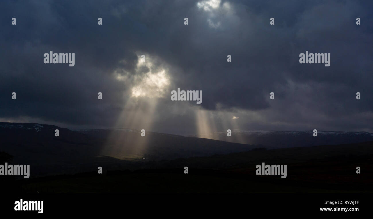 Light rays coming through clouds hi-res stock photography and images ...