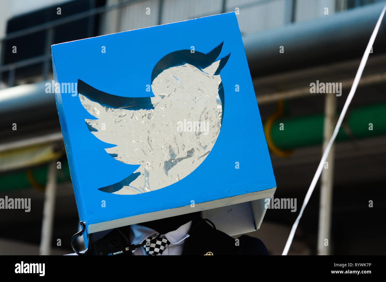 A box showing the Twitter symbol Stock Photo - Alamy