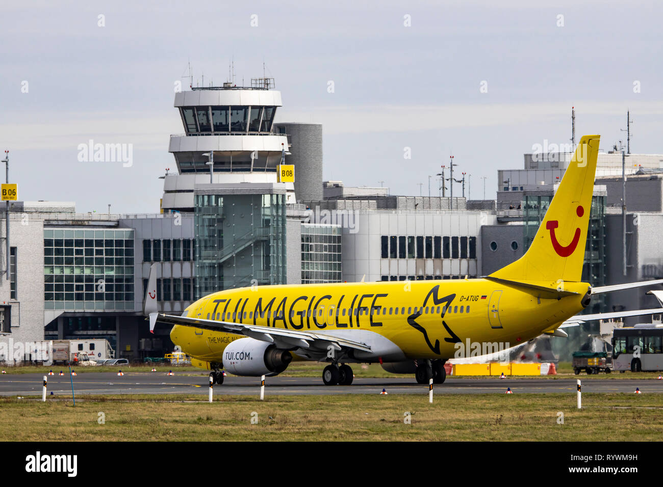 Air traffic controllers in tower hi-res stock photography and images ...