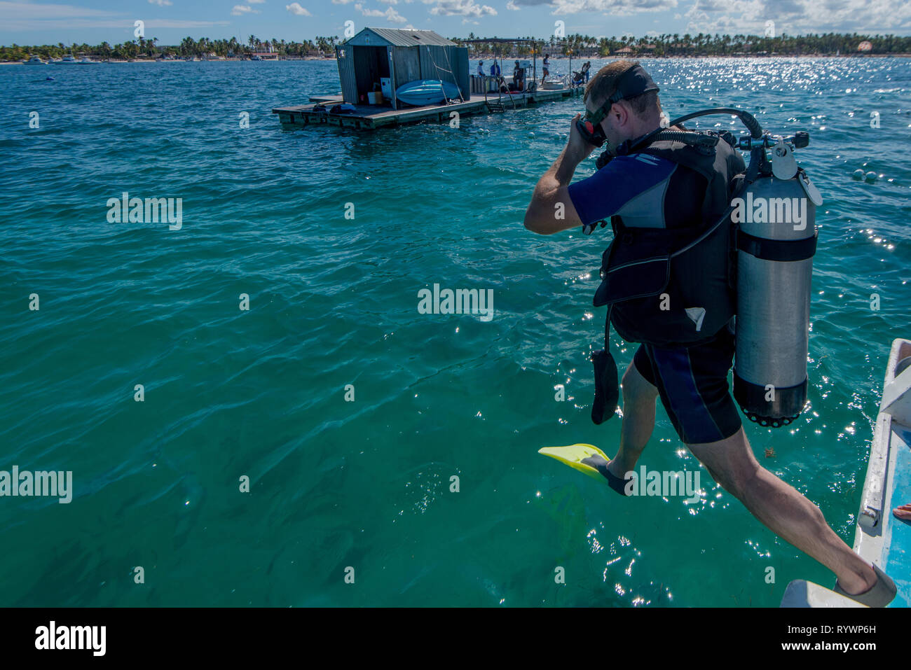 Male scuba diver hi-res stock photography and images - Alamy
