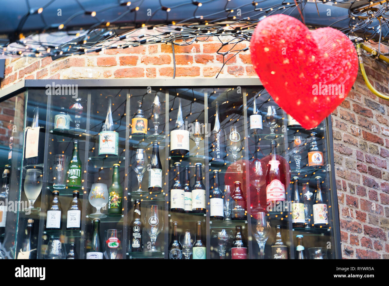 Alcohol showcase hi-res stock photography and images - Alamy