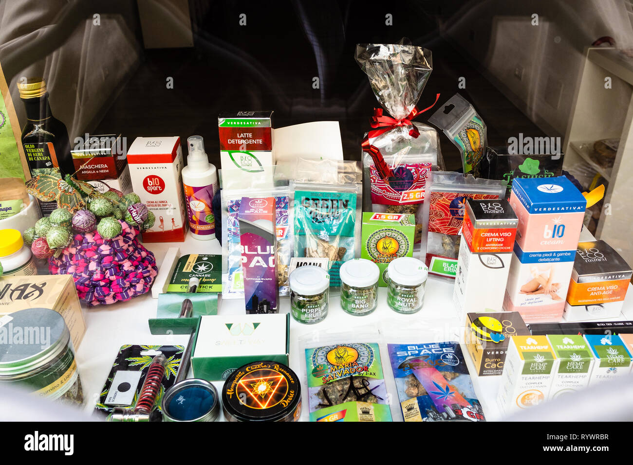 Italian drugstore hi-res stock photography and images - Alamy