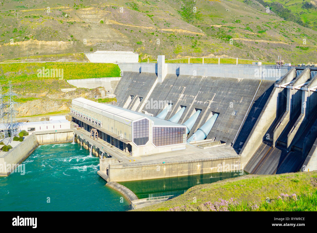 Clyde hydro electric dam on river just outside the township Stock Photo ...