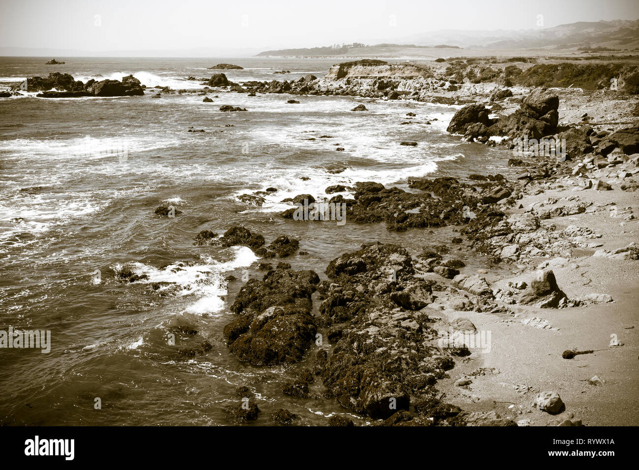 White rocky shoreline hi-res stock photography and images - Alamy