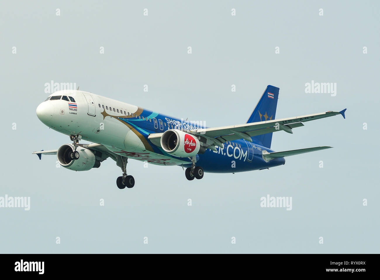 Airbus a320 airasia approaching phuket hi-res stock photography and ...