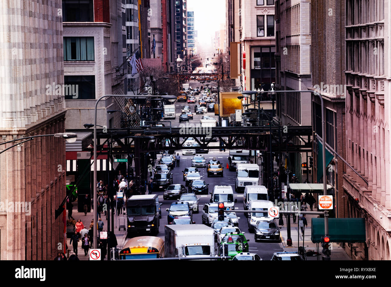Crowded sidewalk chicago hi-res stock photography and images - Alamy