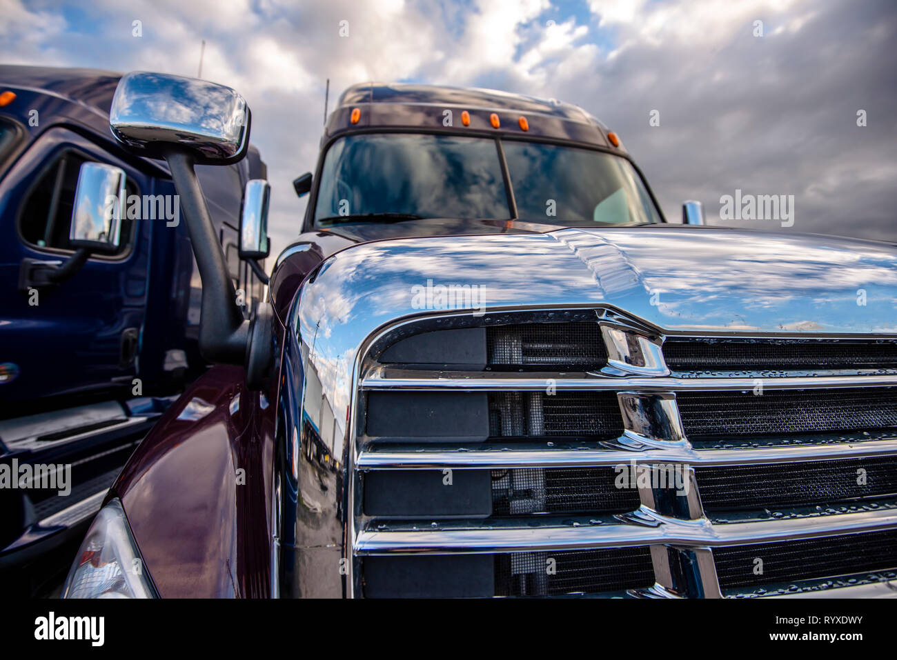 Semi trucks front hi-res stock photography and images - Alamy