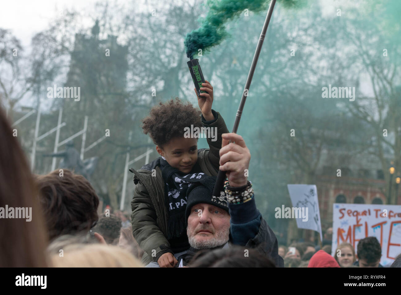 Smoke bomb hi-res stock photography and images - Alamy