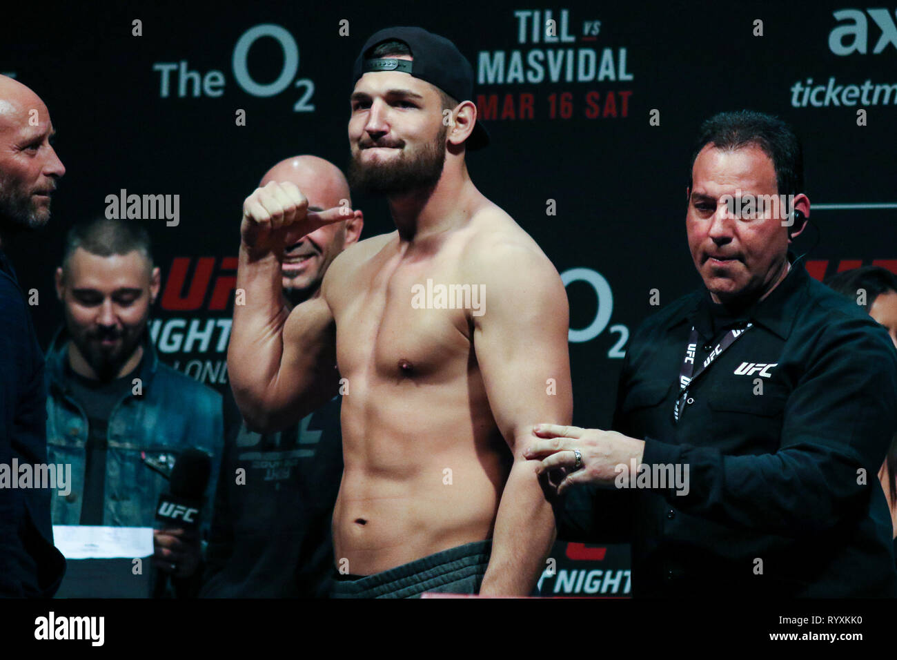 Ufc fight 204 hi-res stock photography and images - Alamy