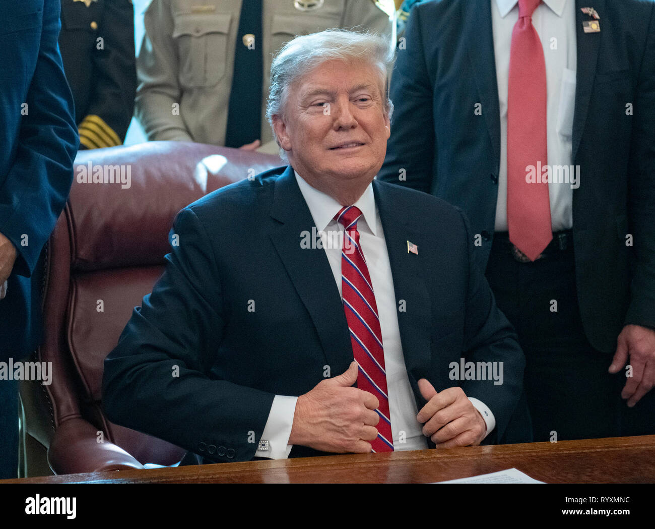 Presidential sign veto hi-res stock photography and images - Alamy