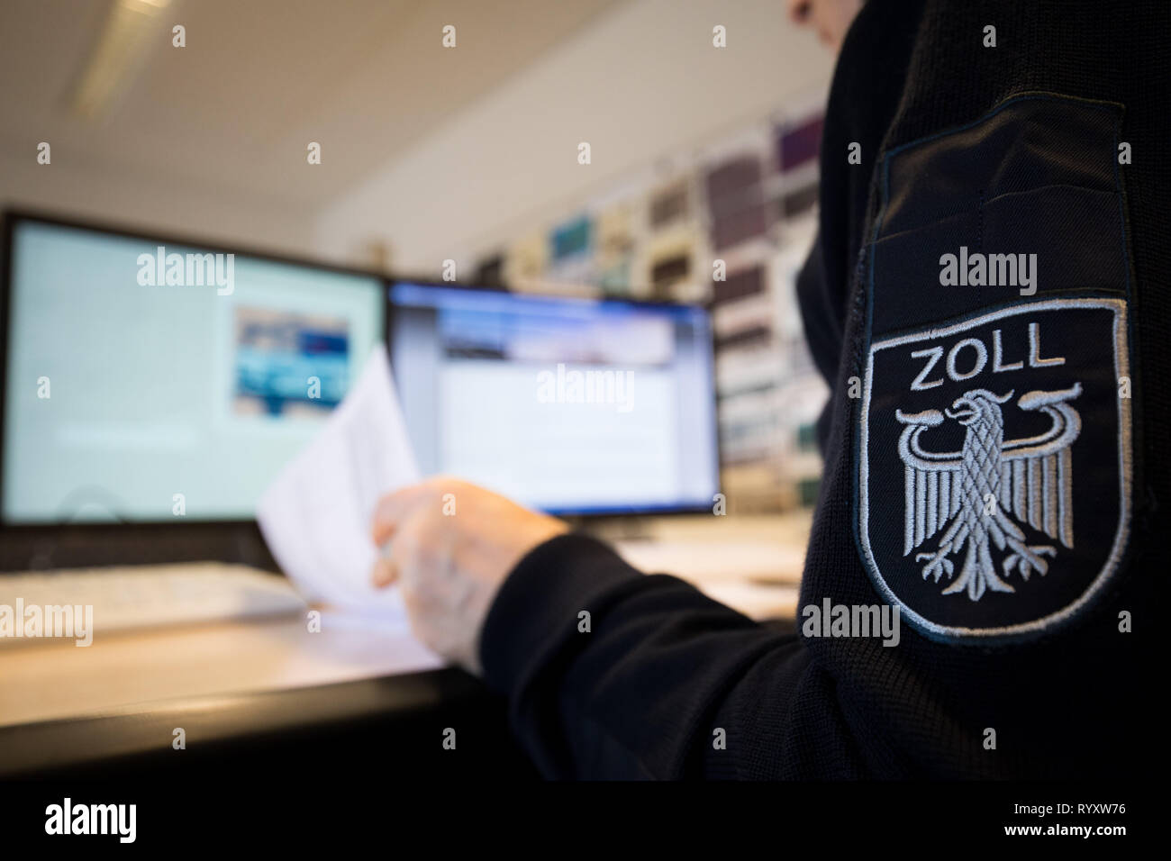 Hamburg, Germany. 08th Mar, 2019. A customs officer uses a computer to ...