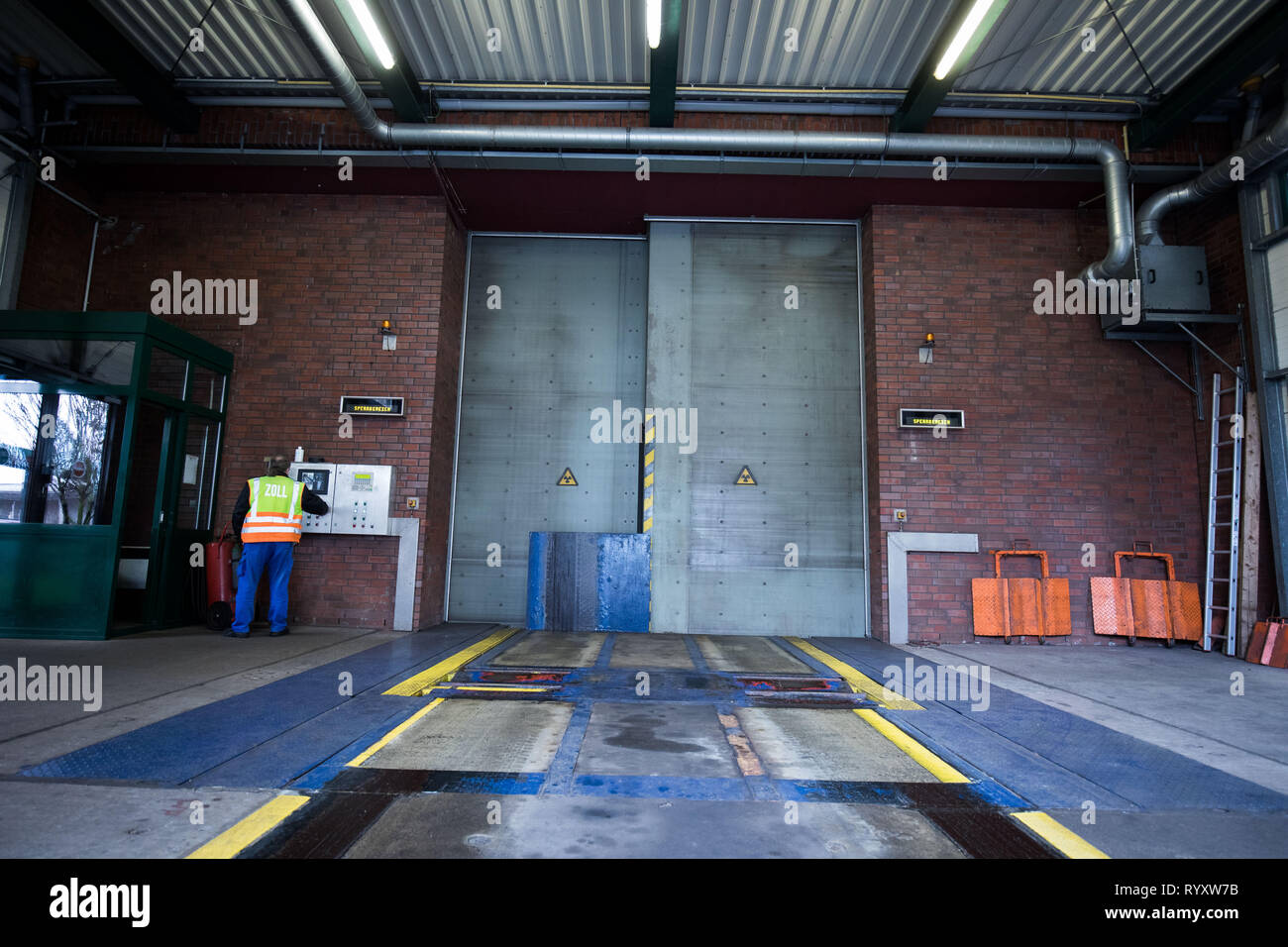 Hamburg, Germany. 08th Mar, 2019. Behind closed radiation protection ...