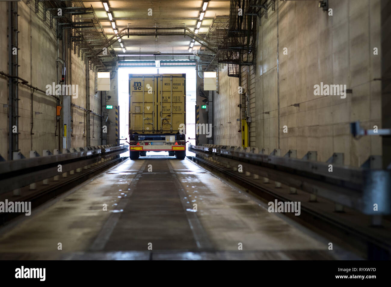 X ray inspection cargo hi-res stock photography and images - Alamy
