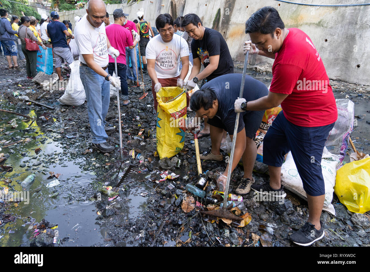 Cebu City, Philippines. 16th Mar, 2019. Hundreds of volunteers help ...