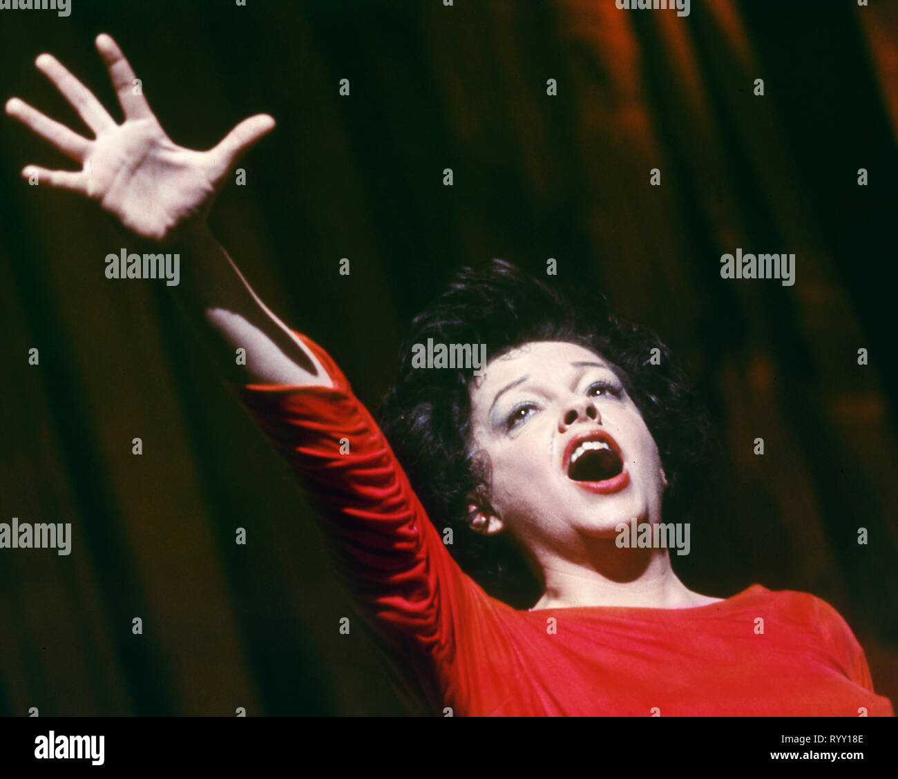 Judy garland singing hi-res stock photography and images - Alamy