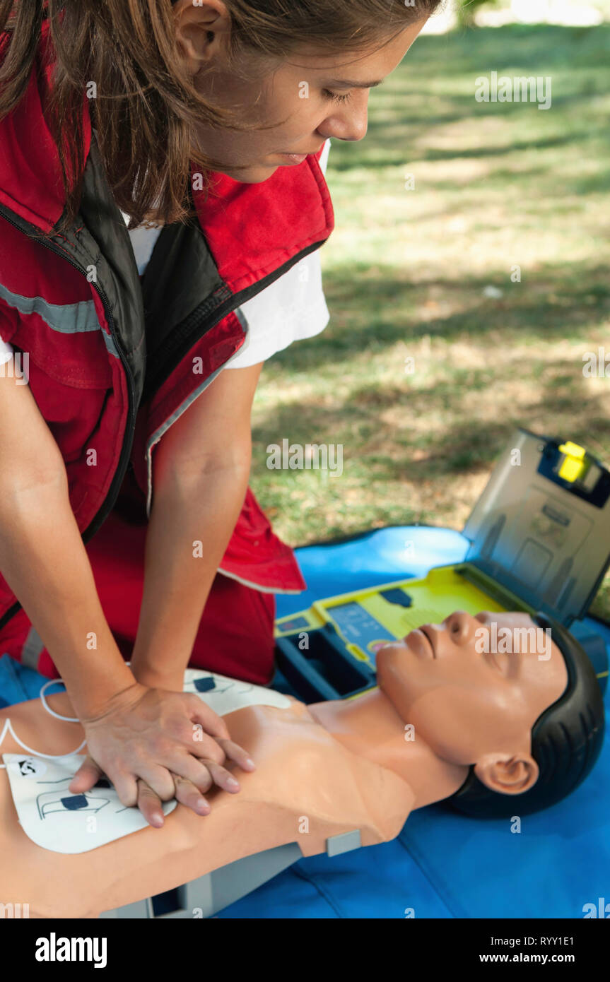 Performing cpr hi-res stock photography and images - Alamy