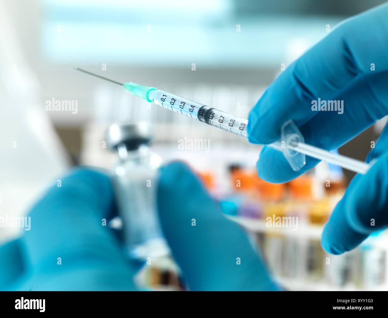 Doctor preparing a dose of medicine to give to a patient Stock Photo ...