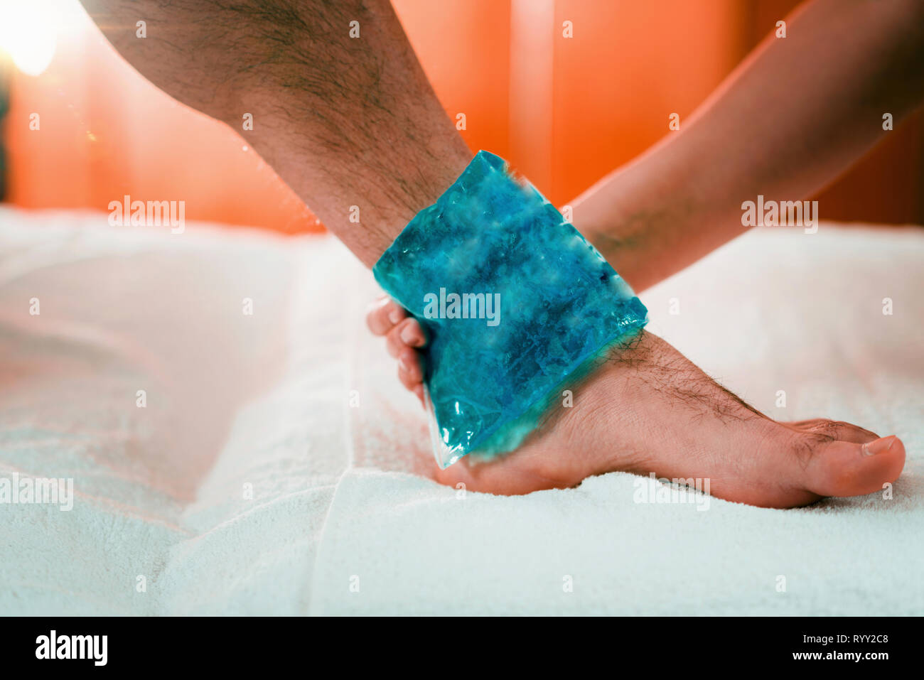 Sore muscle ice hi-res stock photography and images - Alamy