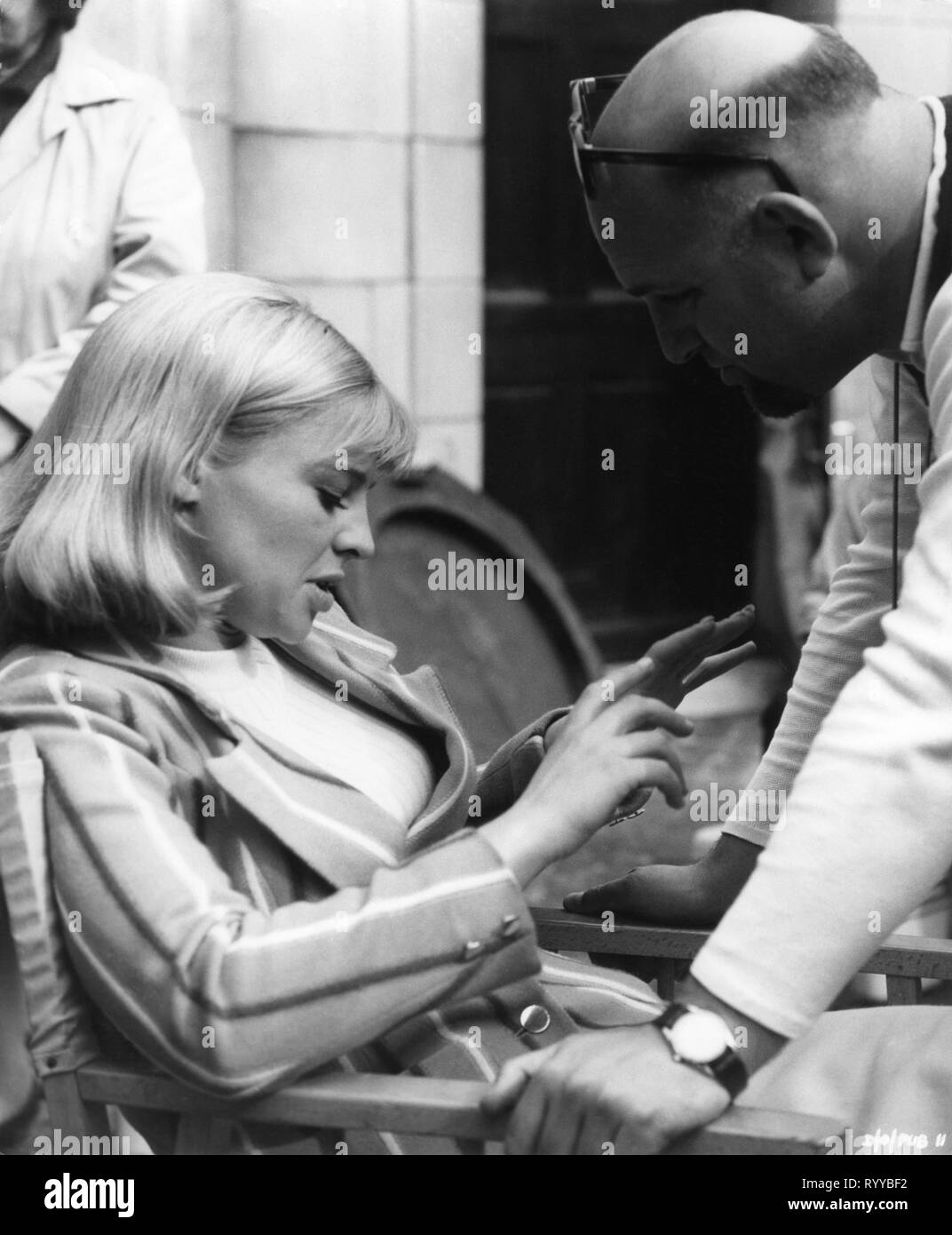 Julie christie 1965 hi-res stock photography and images - Alamy