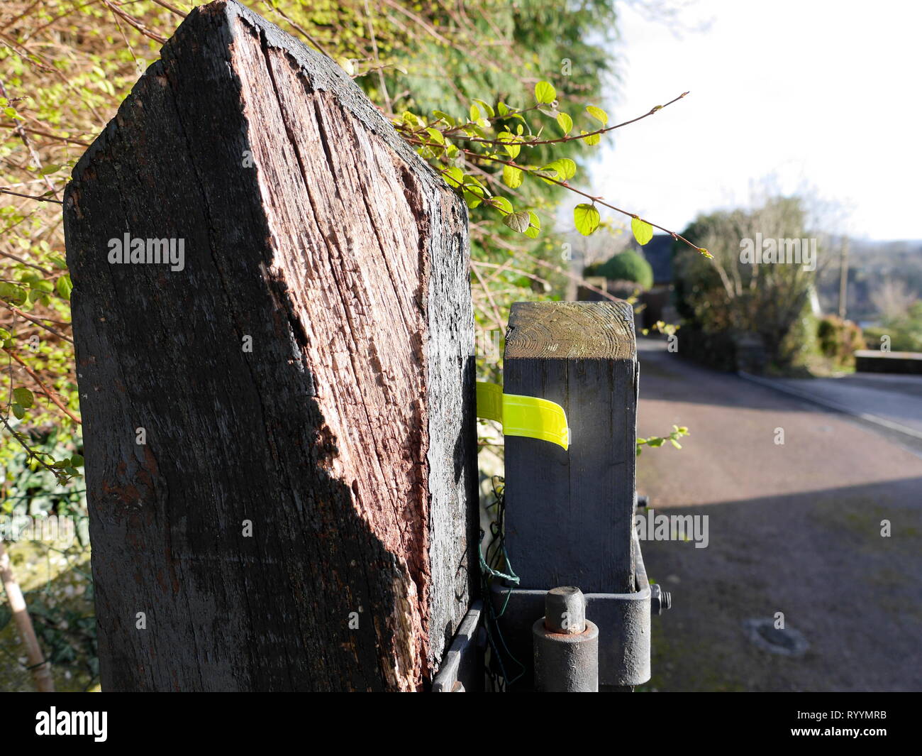 Wooden gate post metal gate hi-res stock photography and images - Alamy