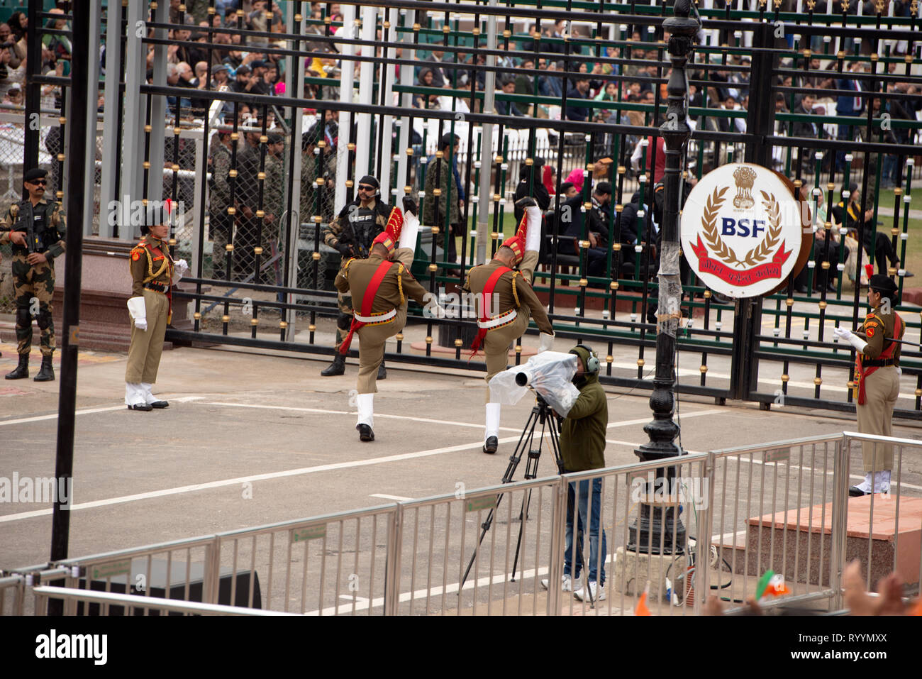 India pakistan border gate hi-res stock photography and images - Alamy