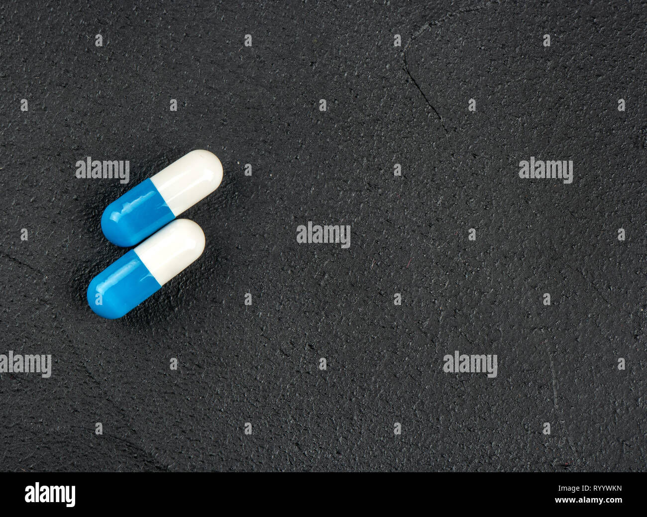 White and blue capsules hi-res stock photography and images - Alamy