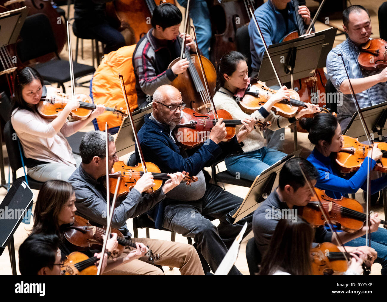 Viola player hi-res stock photography and images - Alamy
