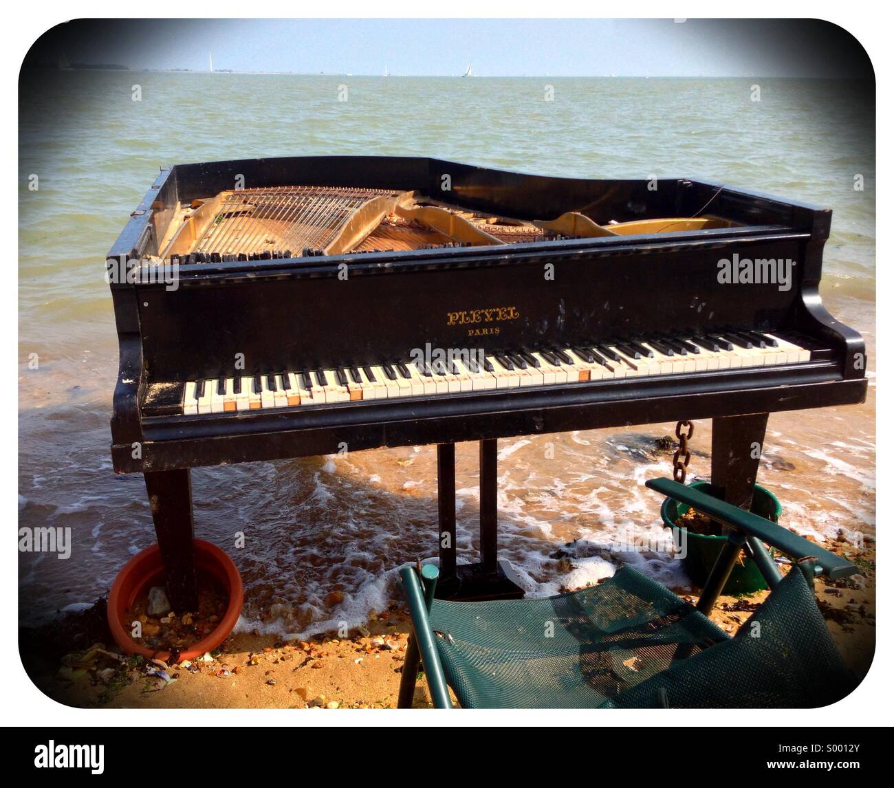 Piano on the beach hi-res stock photography and images - Alamy