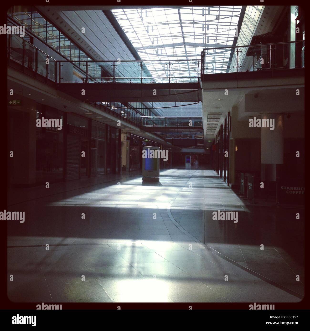 Empty shopping centre hi-res stock photography and images - Alamy