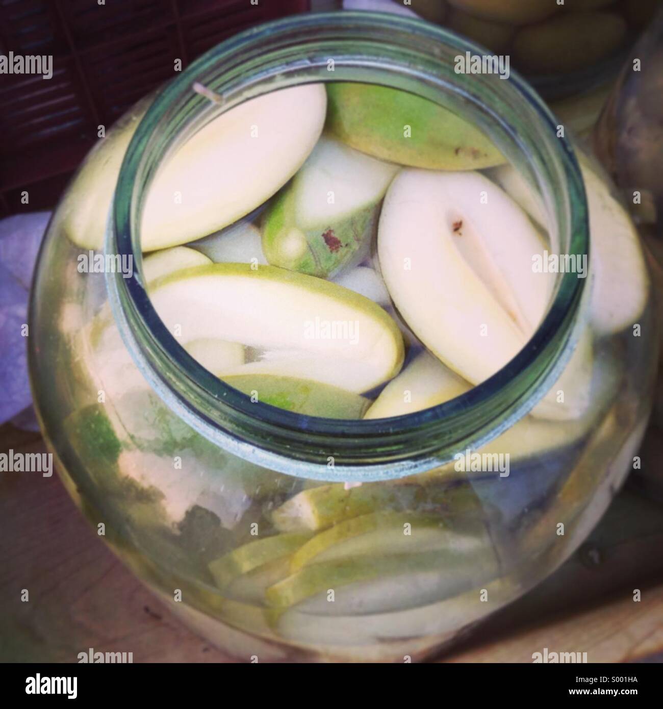 Raw mango in salt Stock Photo - Alamy