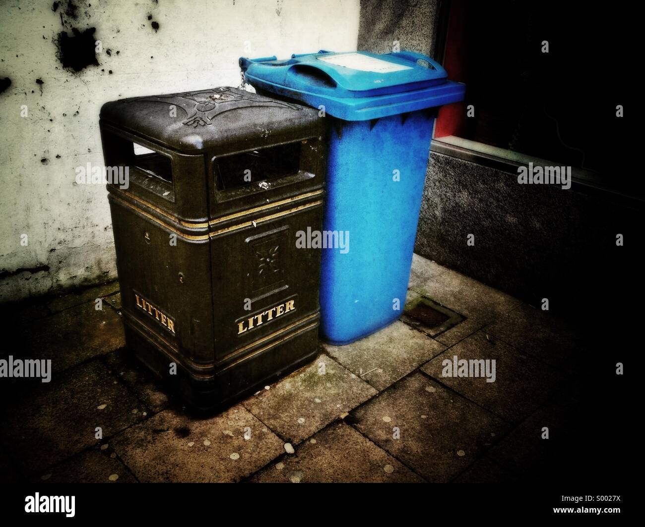 Litter bins hi-res stock photography and images - Alamy