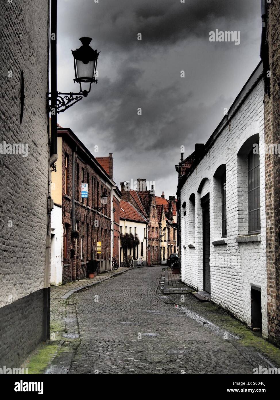 Dark back street england hi-res stock photography and images - Alamy