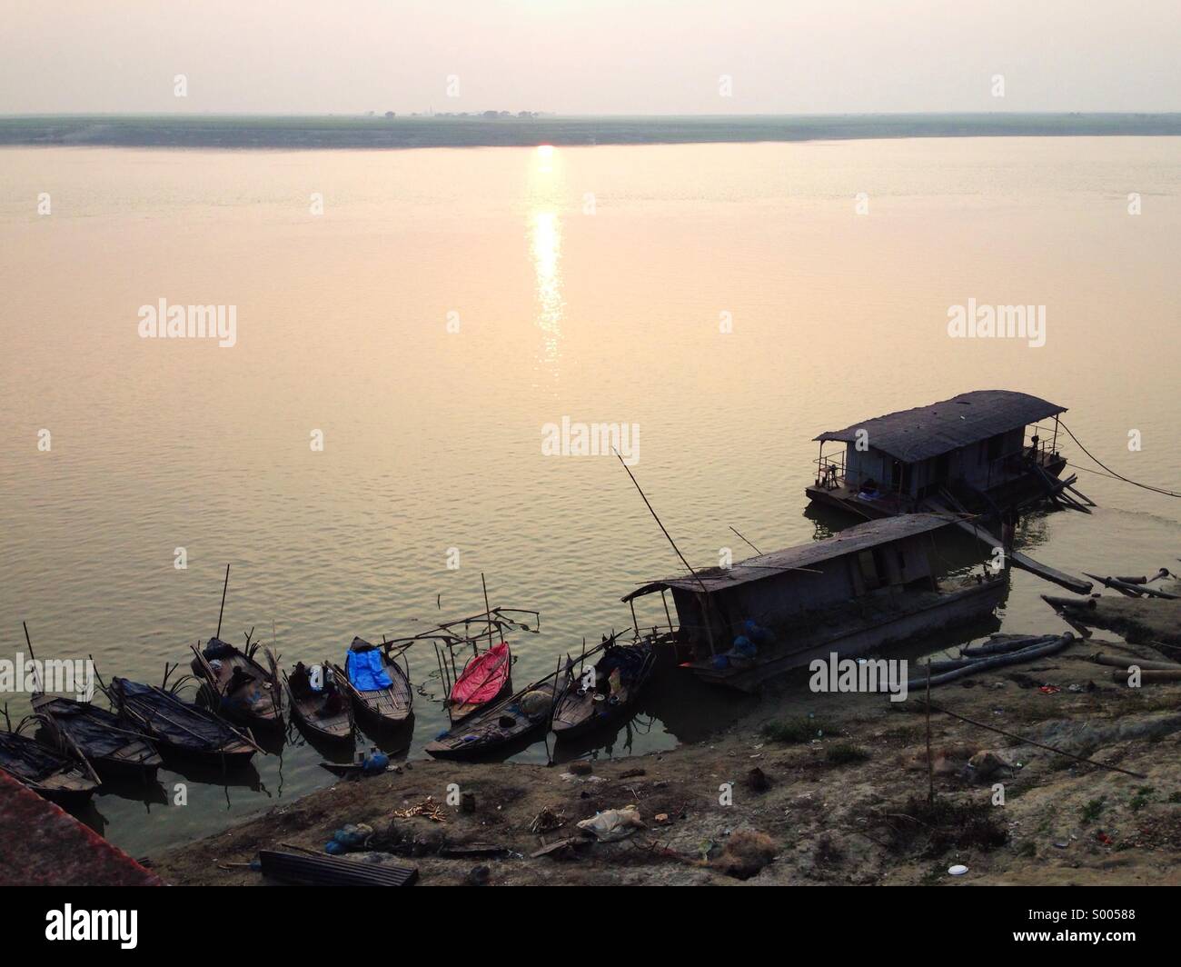 India boats hi-res stock photography and images - Alamy