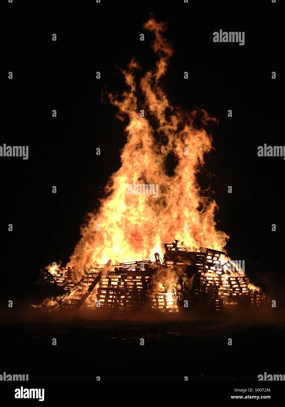 Burning Pallets High Resolution Stock Photography and Images - Alamy