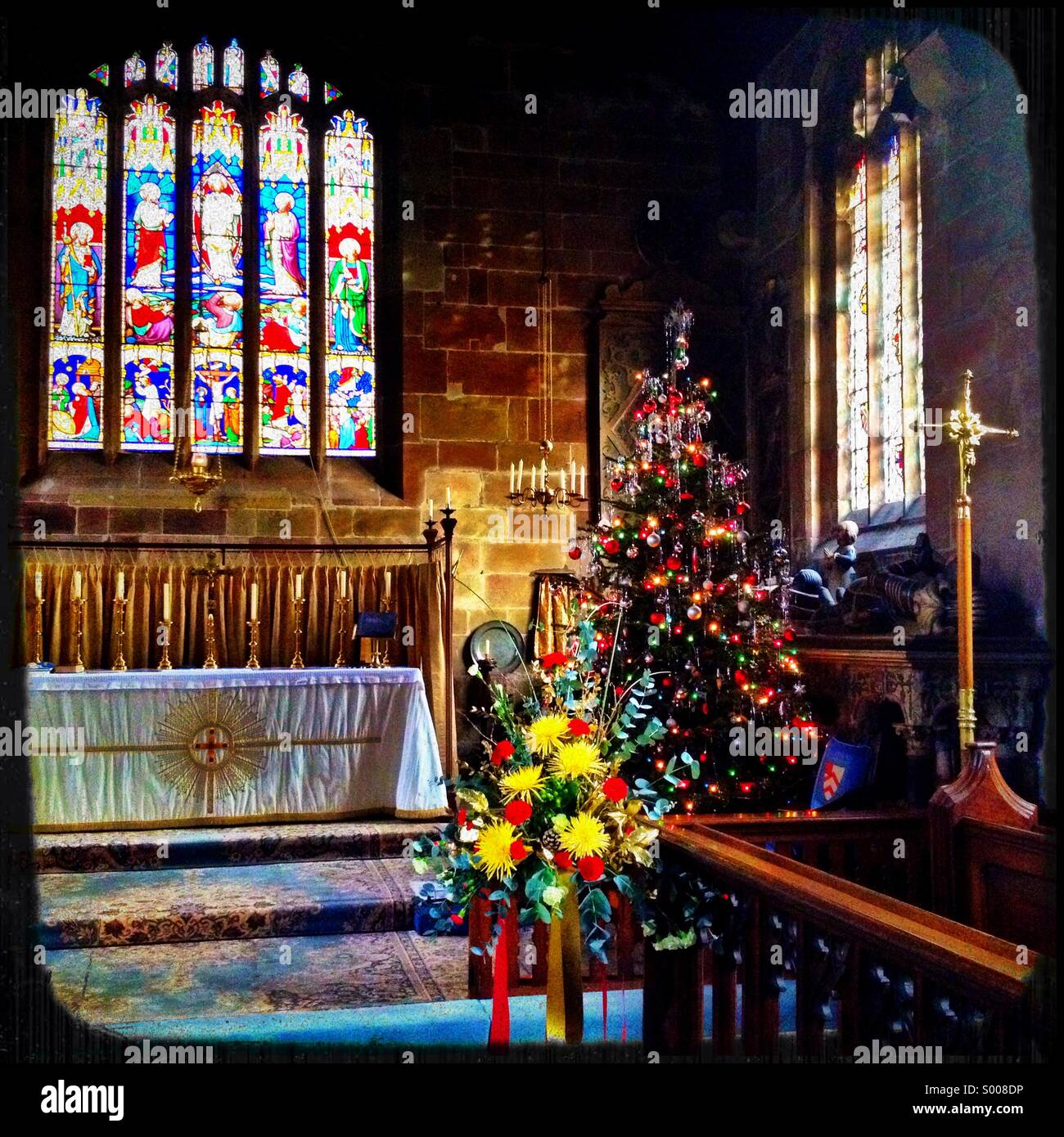 Christmas in church hi-res stock photography and images - Alamy