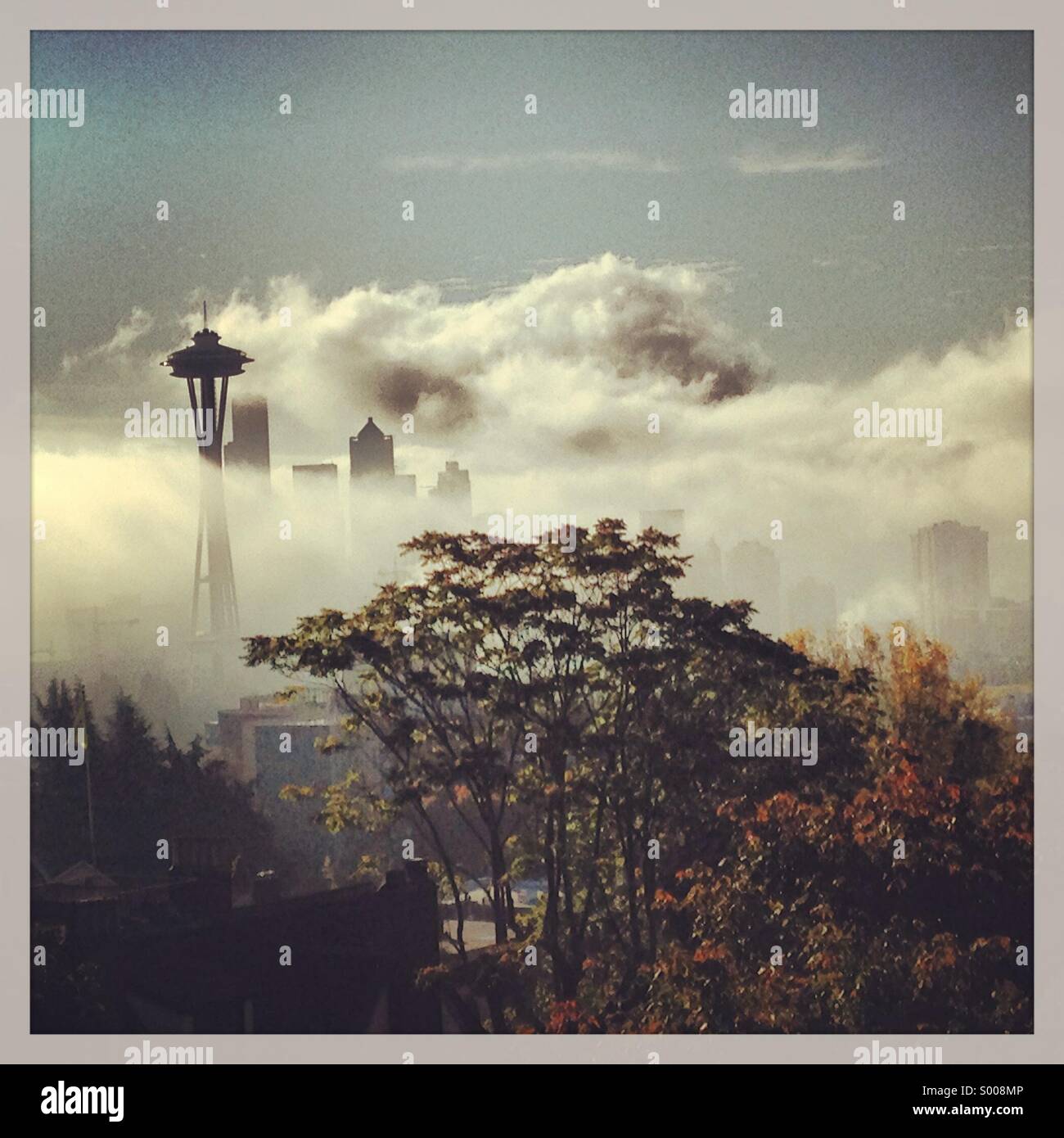 Space needle and fog hi-res stock photography and images - Alamy