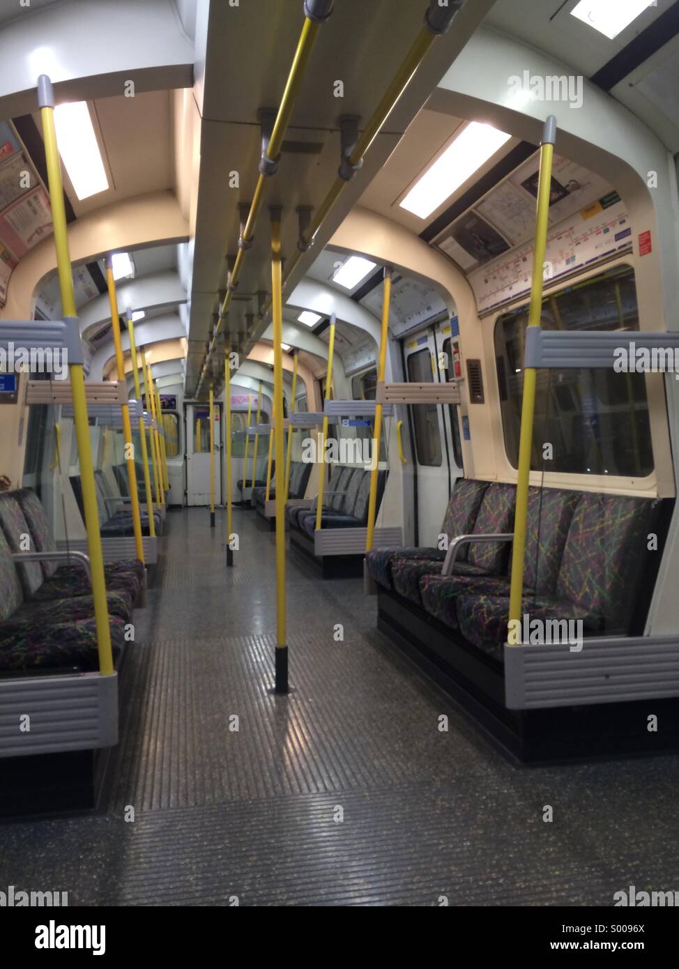 Circle line train hi-res stock photography and images - Alamy