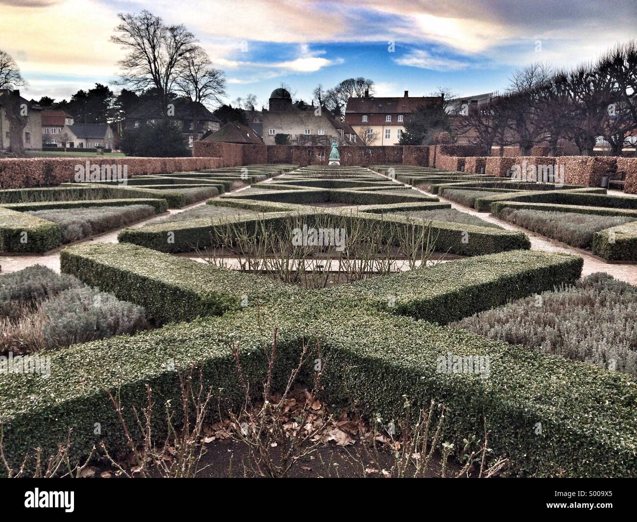 Garden hedges hi-res stock photography and images - Alamy