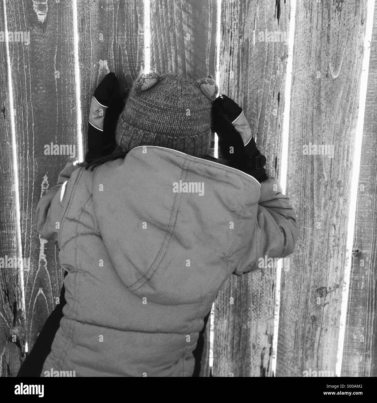 Child peeking through hole in fence Stock Photo - Alamy Child peeking through hole in fence Stock Photo - Alamy