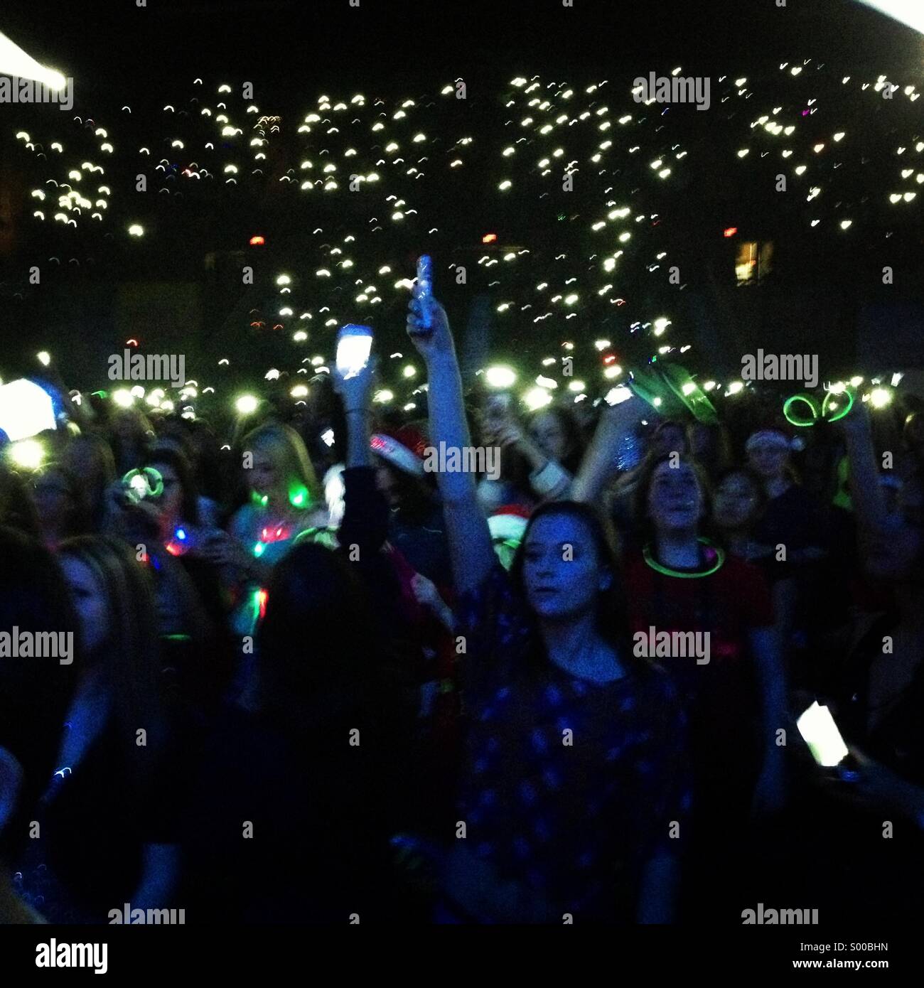 Concert audience phones hi-res stock photography and images - Alamy
