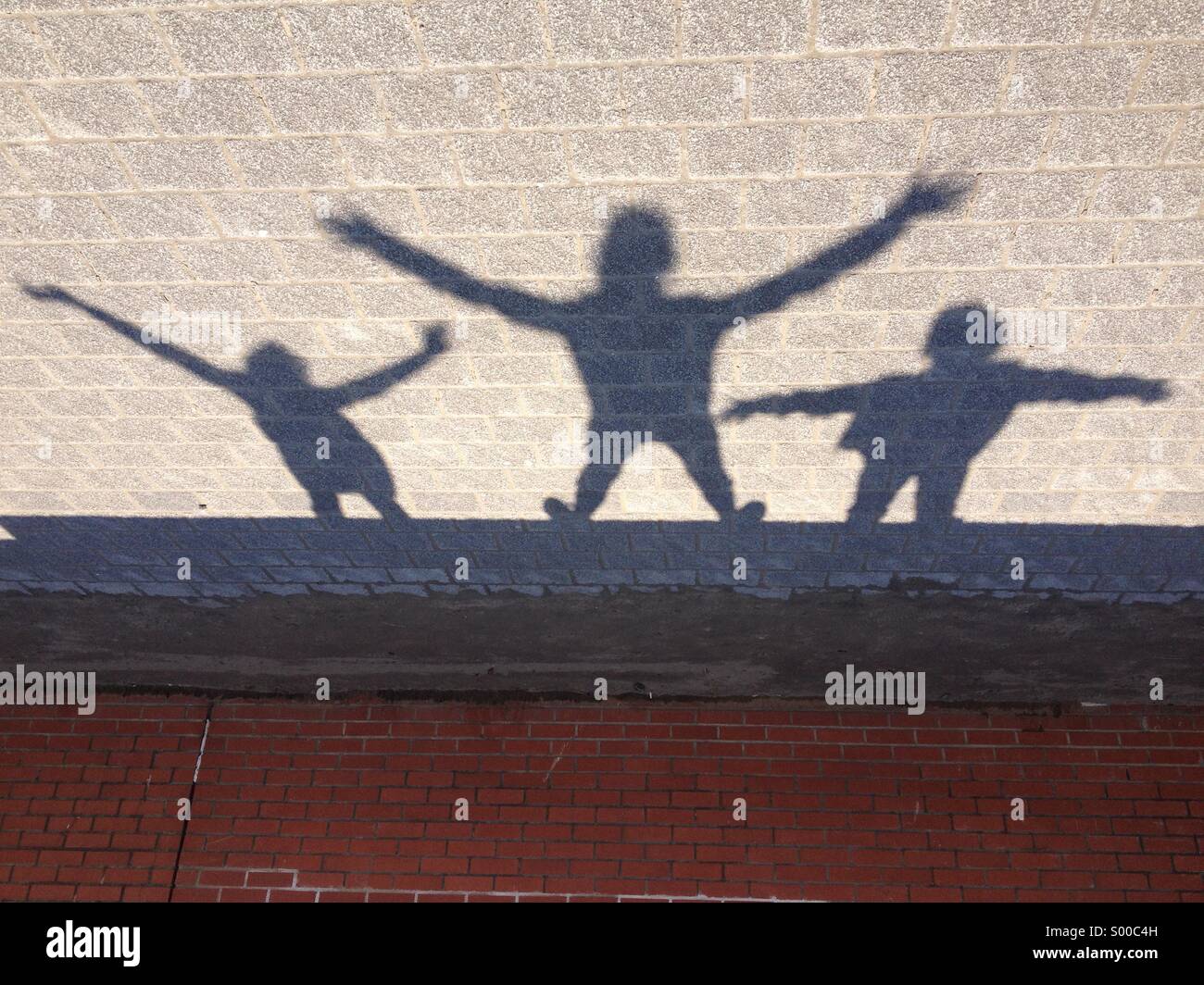 Children pose hi-res stock photography and images - Alamy