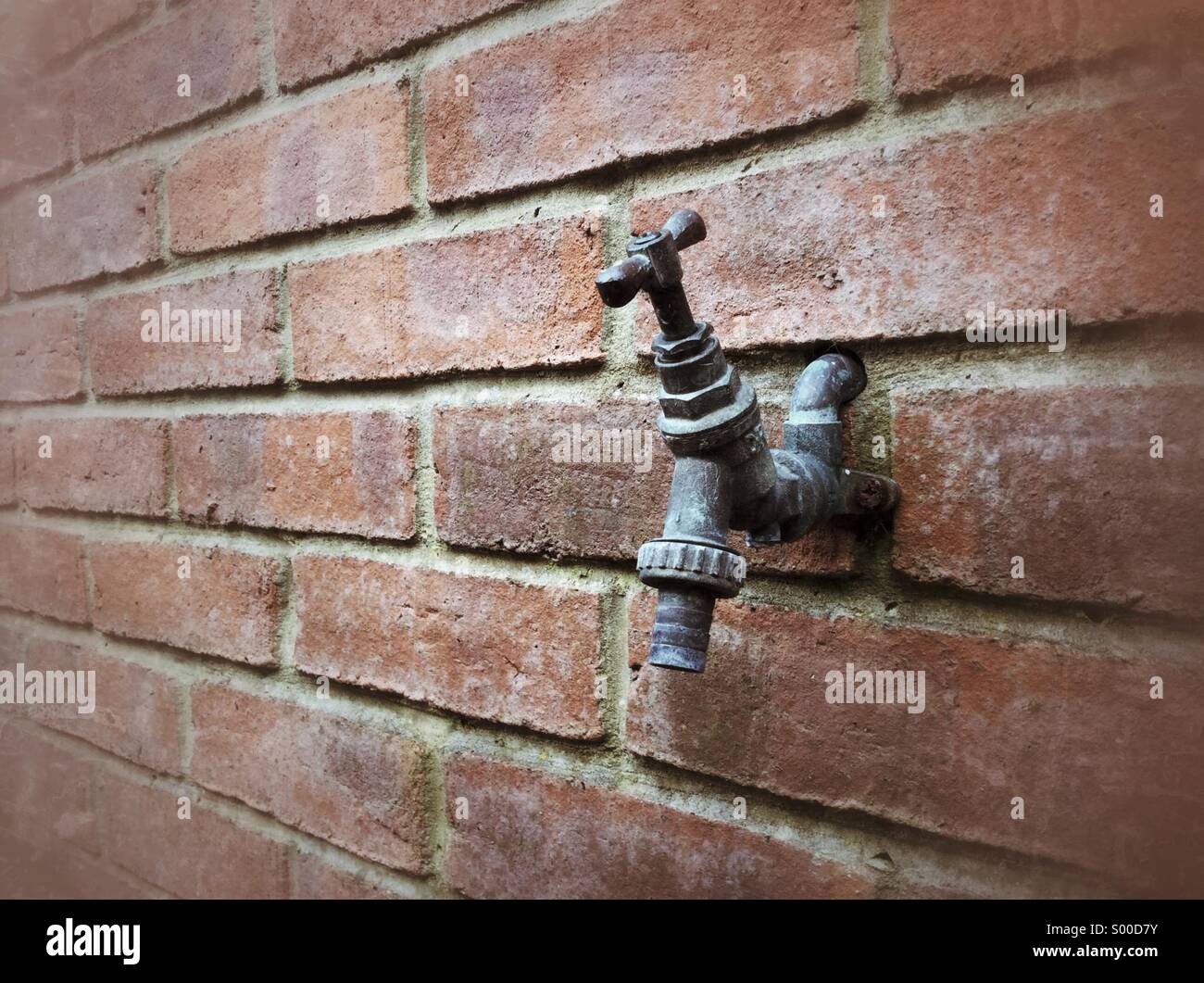 Outside tap hi-res stock photography and images - Alamy