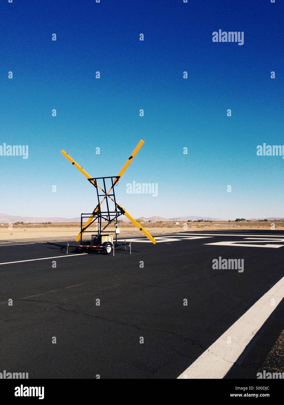Desert airport runway hi-res stock photography and images - Alamy