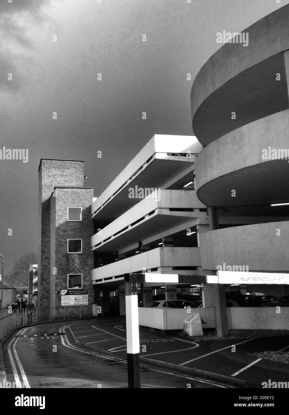 Modern buildings in the uk hi-res stock photography and images - Alamy